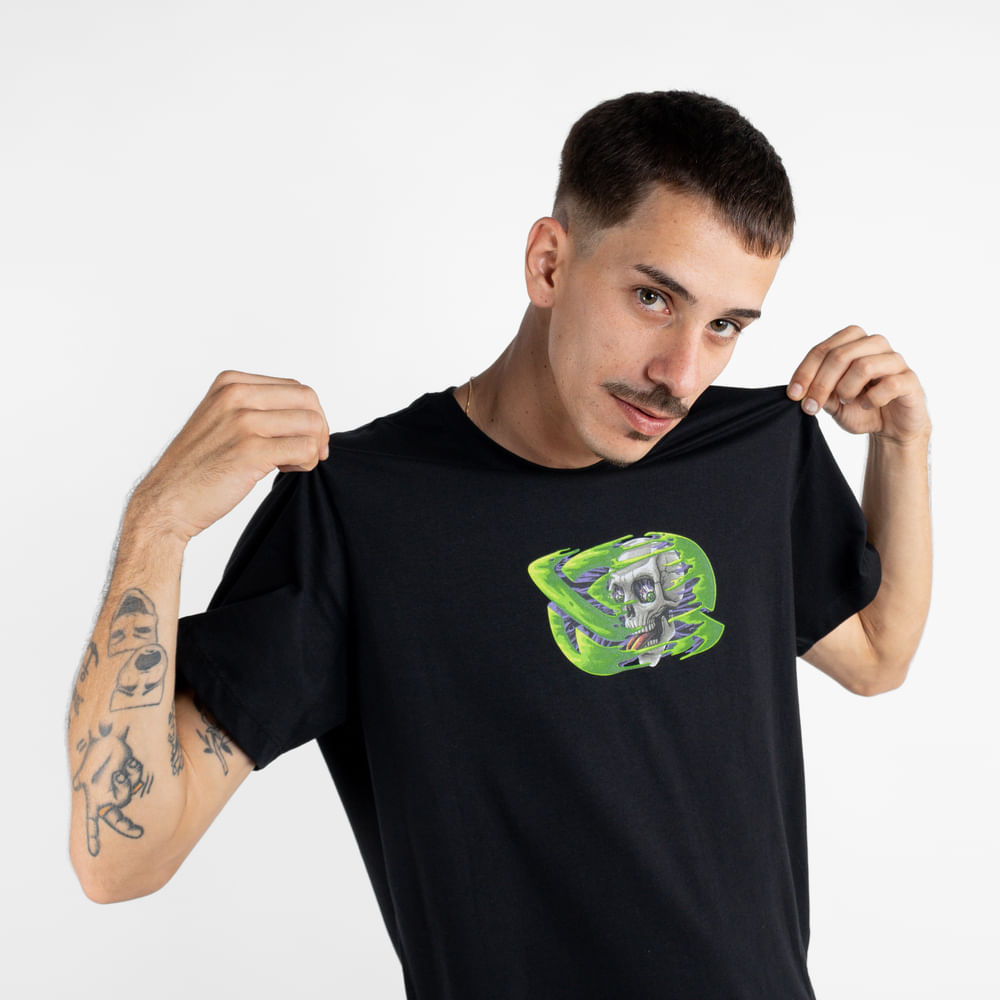 Tshirt-Saturn-Skull-Preto-2.jpg?v=638193226806570000