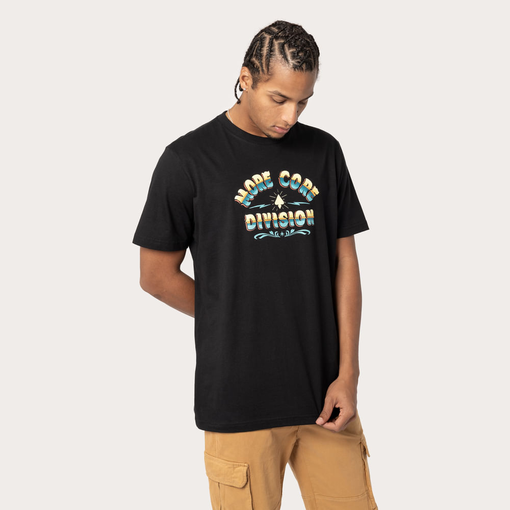 T-Shirt-Regular-More-Core-Div-Folklore-Preto-1.jpg?v=638270518681100000