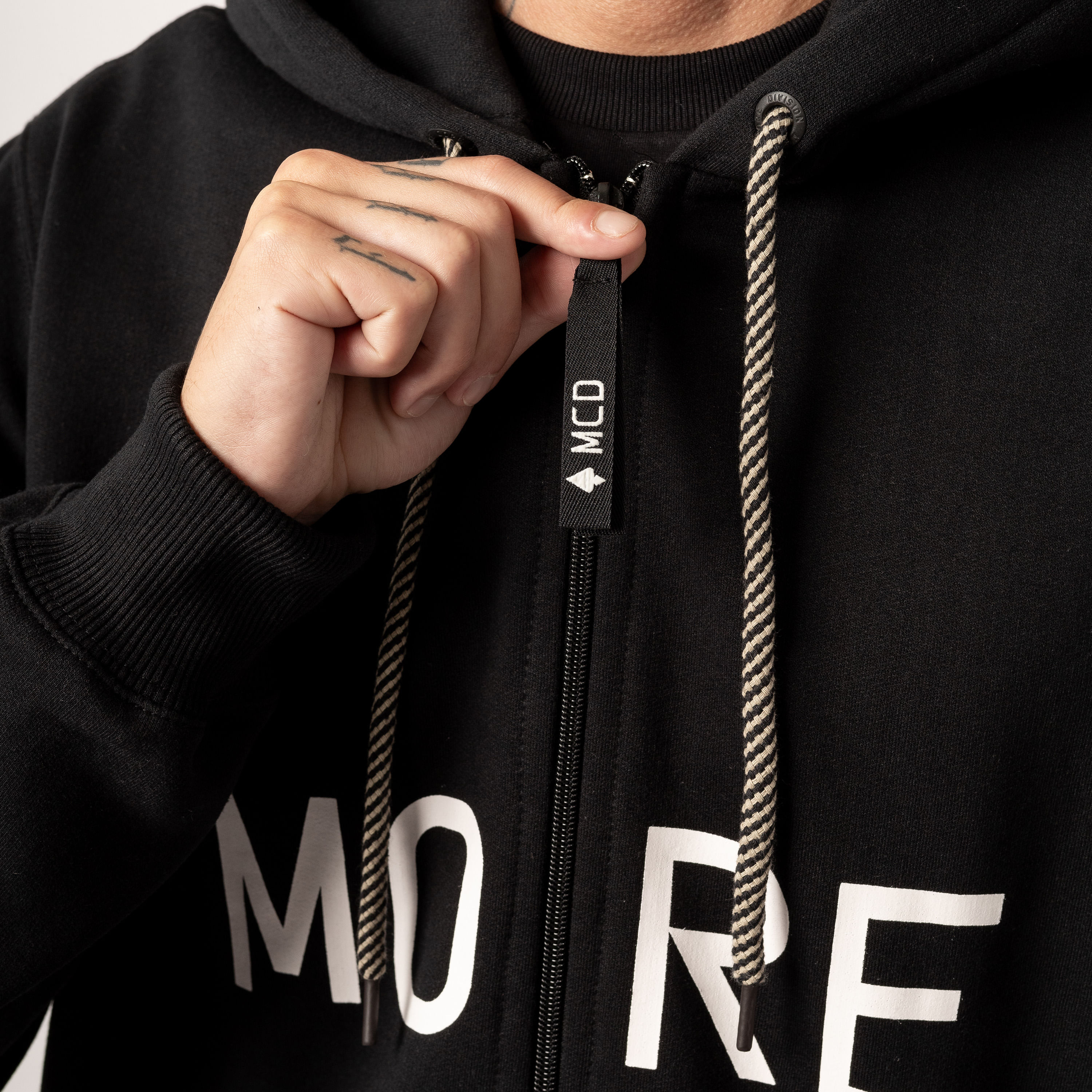 Moletom-Canguru-Aberto-More-Core-Preto-2.jpg?v=638497297069600000